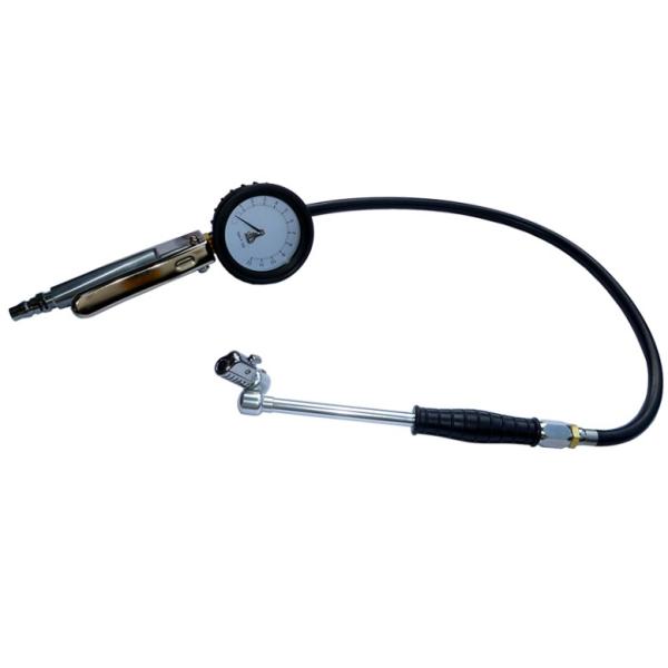 KOTO　TC-950　タイヤコンプレッションゲージ　新品エアーチャック先端部がオートロック式と360度首振り機能付きで奥まった場所でも作業が行いやすいデージですハンドルを軽く握ると入れすぎたエアーの排出もできます見やすいダイヤル指示式のゲ...