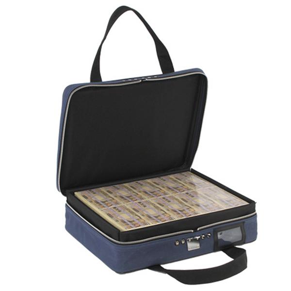 【特徴】■全面にプラスチック段ボールが縫いこまれているので丈夫で軽量。■折りたたむこともできて、使わない時はコンパクトに収納可能です。※現金の付属はございません。【サイズ】(外寸)横幅44.5×高さ36×マチ幅12cm(内寸)横幅41×高さ...