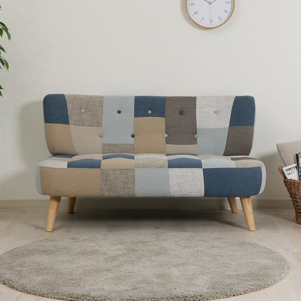 【特徴】■　小ぶりながらも２人がしっかり座れるサイズです。■　肘掛けが無いスッキリとしたデザインで圧迫感がありません。■　手触りの良いファブリック素材を使用しており、さらりとした座り心地となっています。■　木製の脚を取り外してローソファとし...