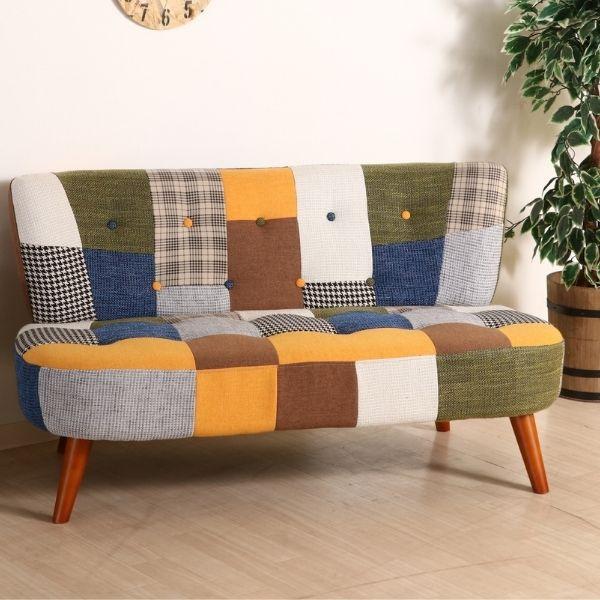 【特徴】■　小ぶりながらも２人がしっかり座れるサイズです。■　肘掛けが無いスッキリとしたデザインで圧迫感がありません。■　手触りの良いファブリック素材を使用しており、さらりとした座り心地となっています。■　木製の脚を取り外してローソファとし...