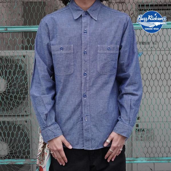 BLUE CHAMBRAY WORK SHIRTブルーシャンブレーワークシャツ1950年代の米海軍コットンシャンブレーシャツを再現した、長袖ワークシャツ。当時のディテールを忠実に再現しており、尖ったロングカラーやフラップなしの胸ポケット、襟...