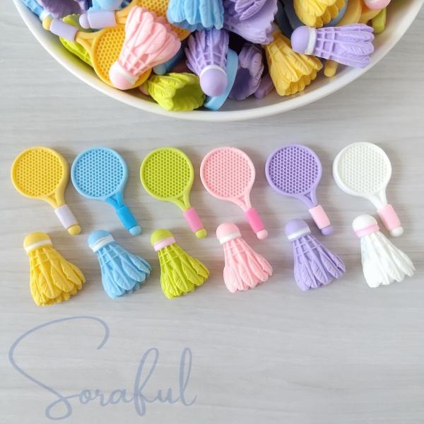 デコパーツ バドミントンのラケットとシャトルのセット 2組セット（ラケットx2 &amp; シャトルx2） 貼付けパーツ D-0068