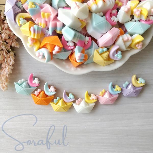 デコパーツ 小ぶりな折り紙の船 月と星 5色セット 貼付けパーツ D-01836色のうちのランダム5色のセット（お色はお選びいただけません）