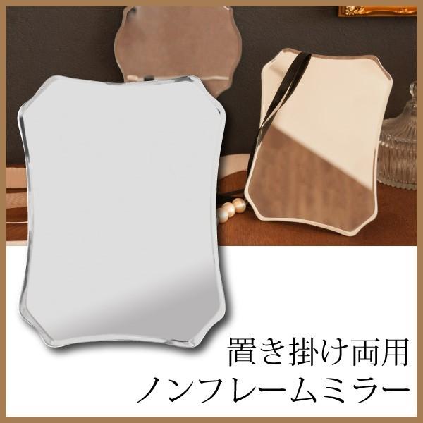 女性らしくアンティークな形状の美しいミラー。2WAYで卓上ミラーとしてもウォールミラーとしても使用できます。サイズ：W150×H195×D12mm主材：4mm厚ミラー・MDF※ハンドメイドの為、形状・仕上げには個体差があります。