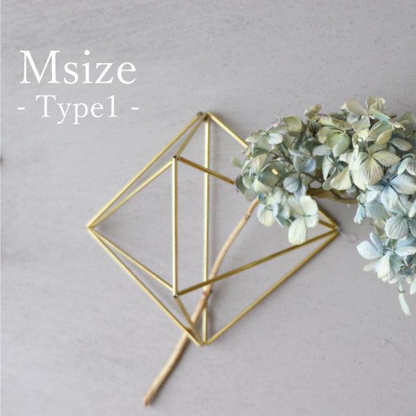 自分で作るヒンメリのオーナメントです。こちらは一面がフラットになっているため、吊るすのではなく壁にかけて飾れるタイプです。吊るすタイプよりも、気軽に飾ることができると思います。ヒンメリの分かりやすい作り方もセットになっているので、初心者の方...