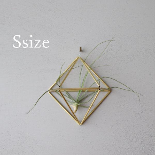 自分で作るヒンメリのオーナメントです。こちらは一面がフラットになっているため、吊るすのではなく壁にかけて飾れるタイプです。吊るすタイプよりも、気軽に飾ることができると思います。ヒンメリの分かりやすい作り方もセットになっているので、初心者の方...