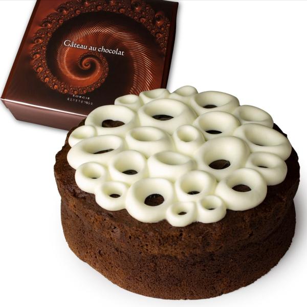 【しっとりなめらかガトーショコラ】販売開始から30年以上、理想の焼き上がりを求めて変化し続けるガトーショコラです。上面には、ガトーショコラの味わいに合わせてブレンドした生クリームをトッピング。【贈り物に安心】 納品書にお値段は記載されません...