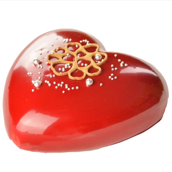 【大人の赤いハートグラサージュケーキ】ココアを少し加えた落ち着いた大人の赤い色のグラサージュが、甘さ控えめで上品な味わいを演出します。香ばしいアーモンドプラリネのムースとクリーミーなホワイトチョコレートのムースの2層仕立てが、絶妙なハーモニ...