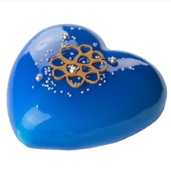 【鮮やかなブルーハートグラサージュケーキ】天然色素のブルーが鮮やかに映える、甘さ控えめのグラサージュが特徴のハート型ケーキ。香ばしいアーモンドプラリネのムースとクリーミーなホワイトチョコレートのムースの2層仕立てが、絶妙なハーモニーを奏でま...