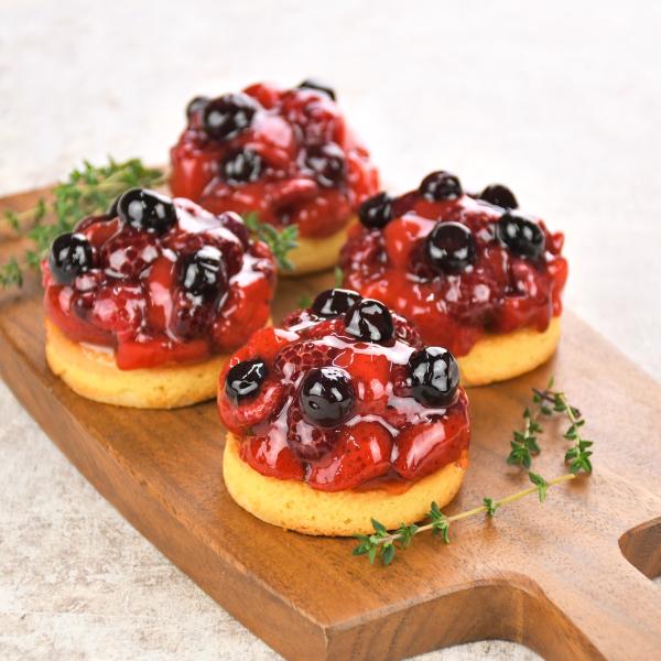 【ベリーグッドタルト】ソルシエで一番人気の「苺のコンポートタルト」にラズベリーカスタードクリームをサンドし、フレッシュのブルーベリー、ラズベリーを更にトッピング。ベリーの美味しさをもっと楽しめるベリーグッドなタルトが出来上がりました。【ロー...