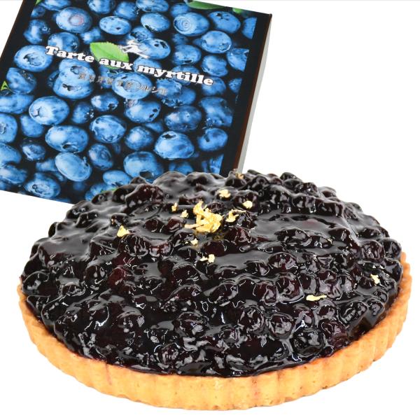【コンポートブルーベリーたっぷり贅沢タルト】サクサクに焼き上げたタルト生地に、ブルーベリーカスタードクリームと、香りと食感が残るよう弱火でじっくりコンポートしたブルーベリーをひとつひとつ丁寧にたっぷりとのせました。【ローソク5本付】ローソク...