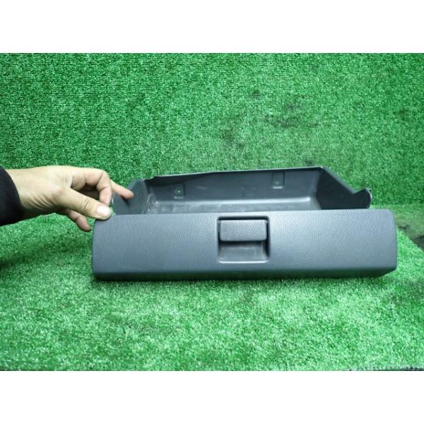 **** 商品説明を必ずご確認ください ****部品管理番号：002025122470210メーカー純正品番：77501-SJ6-000ZA部品名：グローブBOX部品区分：リサイクル品車名：アクティ車両タイプ名：ケイトラック通称型式：HA4...