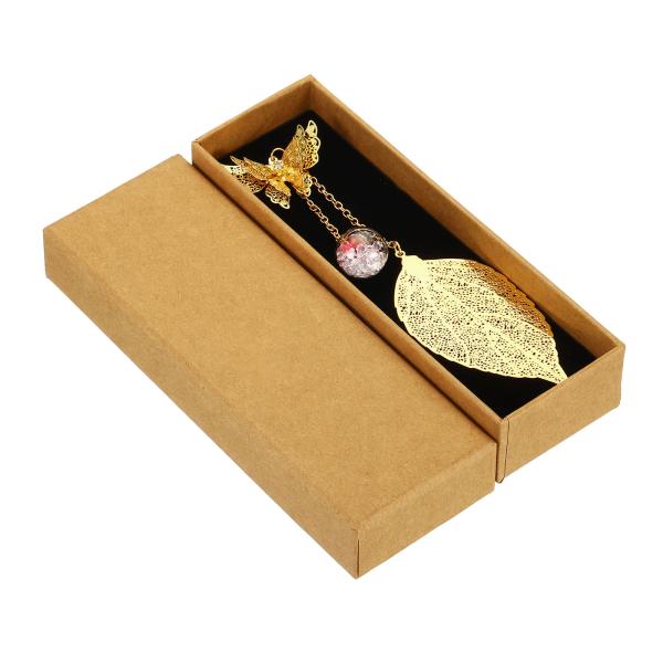 【本商品は海外出荷】お届けは通常20-30日を頂いております。ブックマークの素材：金属。カラー：金、ホワイト、レッド；チェーンの長さ：120mm；合計サイズ：78mmx38mm (長さ*幅)；パッケージ内容：ペンダント付きブックマーク1個 ...