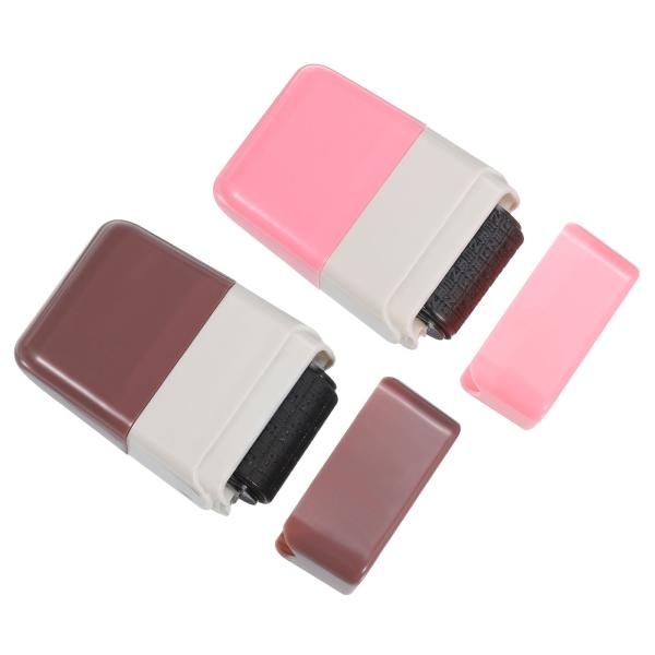 【本商品は海外出荷】お届けは通常20-30日を頂いております。仕様：カラー：ピンク、ブラウン。材質：プラスチック。スタンプサイズ：25x27mm / 0.98x1.06" (L*H)；パッケージリスト：2x個人情報盗難防止ローラースタンプ利...