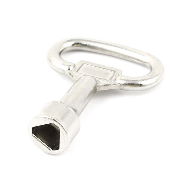 【本商品は海外出荷】お届けは通常20-30日を頂いております。製品名：三角鍵；主要材料：金属カラー:シルバートーン、合計サイズ: 52x40x13.5mm(L*W*T)三角形サイズ: 9x8mm(サイド長さ*H)正味重量 : 19g梱包内容...