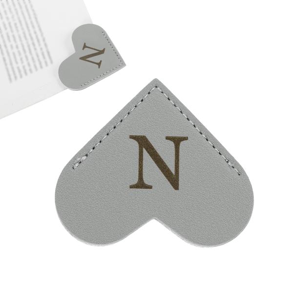 【本商品は海外出荷】お届けは通常20-30日を頂いております。カラー：グレー；素材：レザー；全体サイズ：63.5 x 50mm（縦×横）；パッケージ内容：コーナーブックマーク1個利点：当社のブックマークはレザー製で、触り心地が柔らかく快適で...