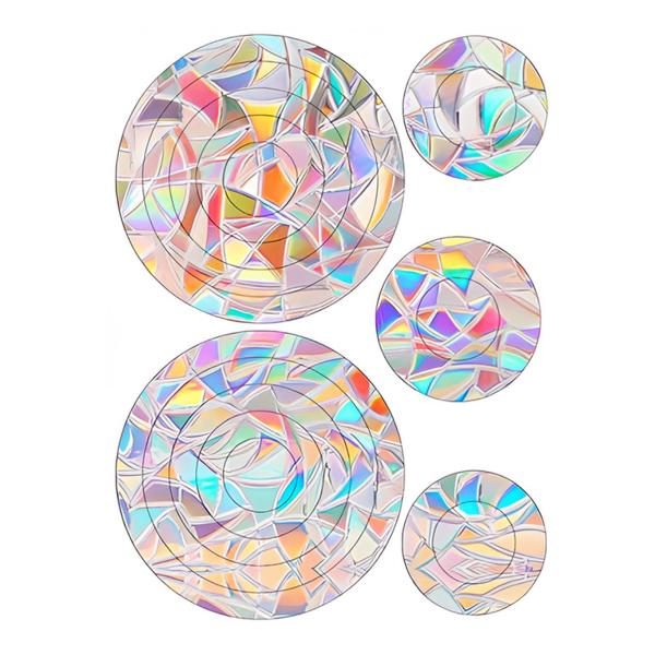 【本商品は海外出荷】お届けは通常20-30日を頂いております。【太陽光で虹色に輝く】特殊プリズム加工で、窓に貼るだけで美しい虹色の光を楽しめます。【簡単取り付け】静電接着式で、剥がしても跡が残らず何度でも貼り直せます。【自由なデザインミック...