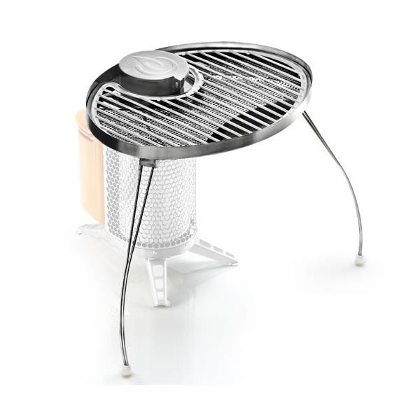 BioLiteキャンプストーブ（別売）専用焼き網。おいしいグリル料理をアウトドアで楽しめます。燃料補給用の穴が開いており、給木が楽に行えます。また、すり鉢構造になっているため、肉や魚を焼いたときに出る余分な油も燃焼させることができます。※折...