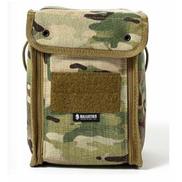 小型のストーブやカトラリー類、化粧ビン等、小物の収納に便利なマルチケースになります。全パネルに芯材とウレタン材が入っており内用品を多少の衝撃から守ります。上蓋裏に小物収納用ポケットを配置。パラコードによる簡易ハンドルが付いております。※内容...