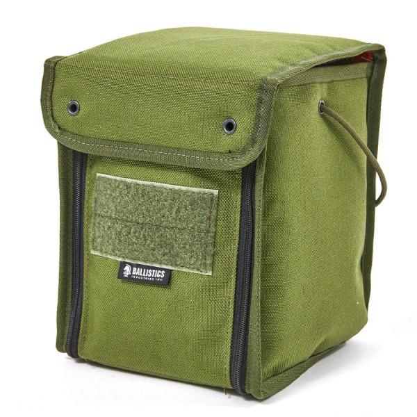 小型のストーブやカトラリー類、化粧ビン等、小物の収納に便利なマルチケースになります。全パネルに芯材とウレタン材が入っており内用品を多少の衝撃から守ります。上蓋裏に小物収納用ポケットを配置。パラコードによる簡易ハンドルが付いております。※内容...