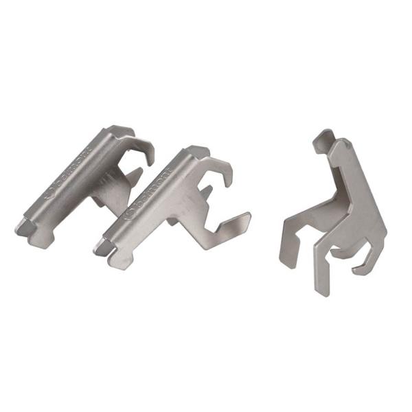 コンパクトにスタッキングして収納できる五徳です。様々な形状のアルコールストーブやシェラカップの縁に引っかけて使用し、載せるカップのサイズに応じて五徳の幅を切り替えることができます。単品で簡易的なリフターとして使用することも可能です。[ミニゴ...