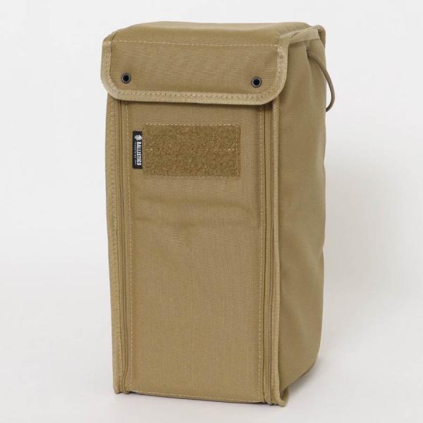 コールマンの200系ランタン(通称赤ランタン)等の中型ランタンを収納出来るランタンボックスになります。フロントの左右から底面に繋がるファスナーを前開にすることにより平たく潰して収納できます。蓋の裏面には小物等を収納出来るメッシュポケット付。...