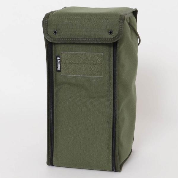 コールマンの200系ランタン(通称赤ランタン)等の中型ランタンを収納出来るランタンボックスになります。フロントの左右から底面に繋がるファスナーを前開にすることにより平たく潰して収納できます。蓋の裏面には小物等を収納出来るメッシュポケット付。...