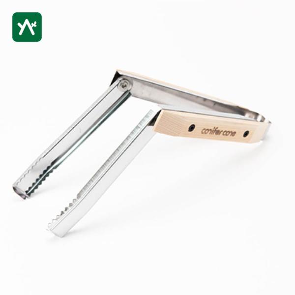 パイロマスターの頼れる相棒。折りたたんでコンパクト収納、好みの角度で使い方自由自在。フリーアングル折りたたみトングです。国産ヒノキを採用したグリップ部がやわらかに手に馴染んでいきます。[コンパクト収納][Anglemaster Foldin...