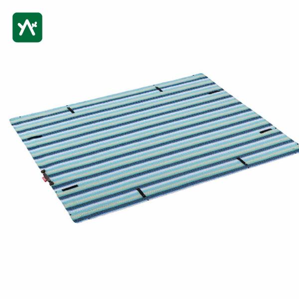 クッション性に優れた快適な座り心地で家族の時間を楽しもうスナップボタンでシートの縁を立ち上げて使用することができます持ち運びに便利なハンドル＆ストラップを本体に付属[裏面防水]●当店は土日祝の出荷はお休みです。