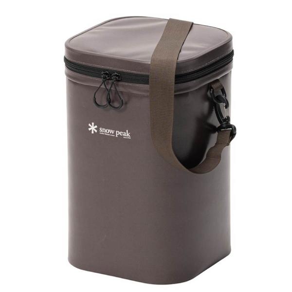 汎用性の高いソフトクーラーシリーズ。素材や色、サイズをアップデート。定番アイテムの「ソフトクーラー」がリニューアルしました。柔軟性と強度を兼ね備えたTPU素材を新たに採用。保冷性能とデザインを両立させるため、断熱材も見直しています。13Lと...