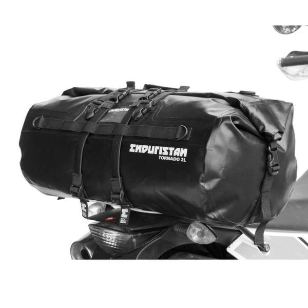 エンデューロからキャンプツーリングまで幅広く活躍する完全防水防塵ドラムバッグバイクに荷物を積む場合、一番多いのはリアシートにツーリングネットで縛り付ける方法ですが、安定感がなく、万が一雨が降ってきたら濡れてしまうことも。縛り付けているだけな...