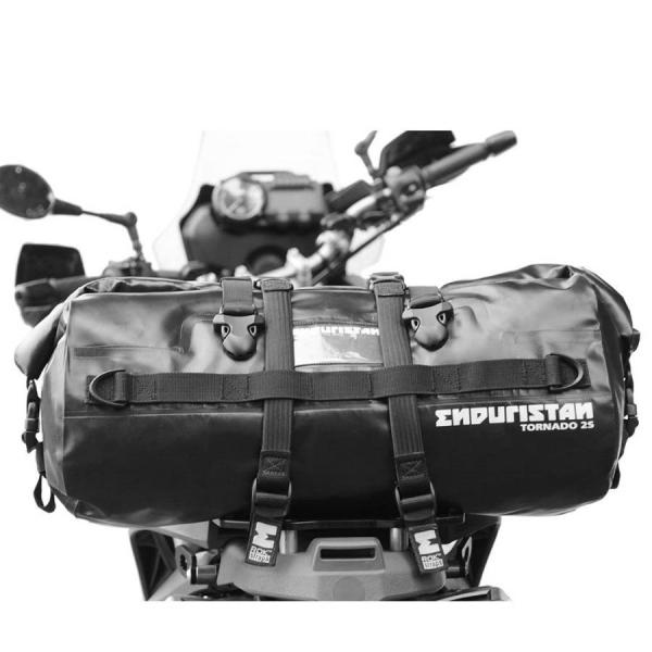 エンデューロからキャンプツーリングまで幅広く活躍する完全防水防塵ドラムバッグバイクに荷物を積む場合、一番多いのはリアシートにツーリングネットで縛り付ける方法ですが、安定感がなく、万が一雨が降ってきたら濡れてしまうことも。縛り付けているだけな...