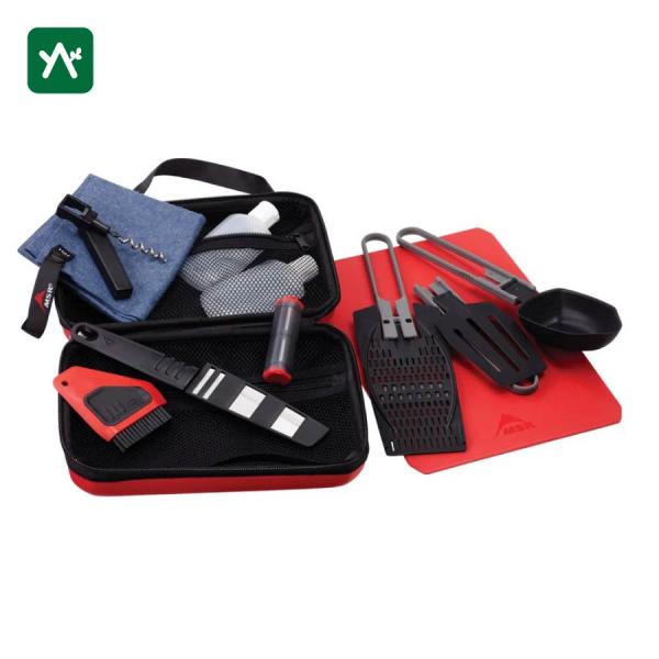 使いやすい二つ折りのカッティングボードをはじめ、野外での調理に必要なキッチンアクセサリーをひとつにまとめました。ロゴを型押ししたファスナー付きのケースは吊り下げて使用できます。容量も十分にあるので、調理道具や調味料を追加して自分だけのキッチ...