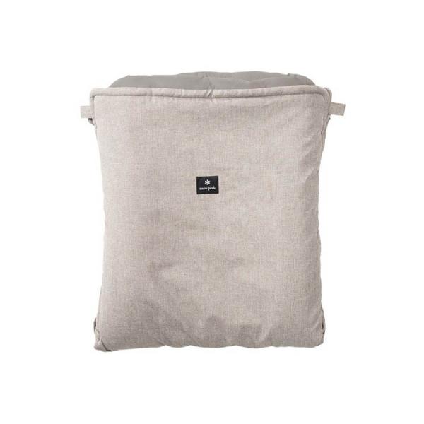 キャンプでも、愛犬に心地よい眠りを。スノーピークのシュラフ「オフトン」シリーズをワンちゃん用にリデザイン。小型〜中型犬に対応します。顎を乗せてリラックスできるよう、縁にはあえて高さを出しました。ケースに入れればコンパクトになり、持ち運びの際...