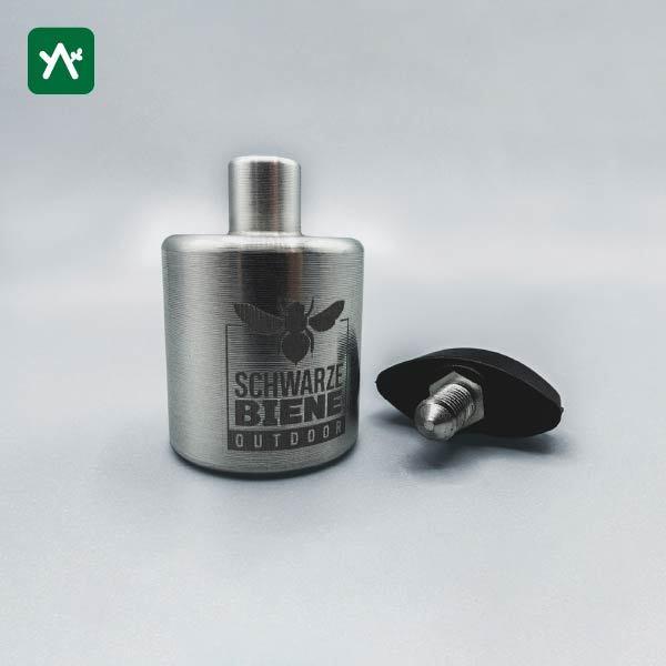 SchwarzeBieneOutdoor「WOODYADAPTER」を使用すると、自然界でテーブルを使用するための代替手段を提供します。ポケットナイフを手に取り、木の枝を利用し、独自のアーススパイク（ポール）を造って接続すれば完成です。※注...