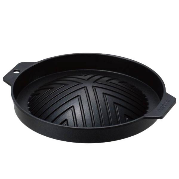 おいしいを、カコム（囲む）。コンパクトな本格派。ジンギスカン鍋。バランスの取れた山型と約3cmの端部の立ち上がりで、調理時に出る旨味を逃さない。レギュレーター2バーナー GRID ST-528でも安定して使えるようにスリット加工を施した設計...