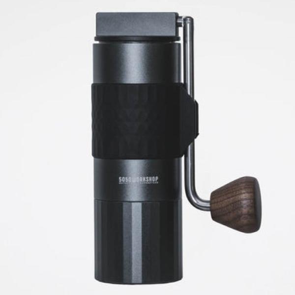 COFFEE GRINDER(コーヒーグラインダー)折りたたみ式コーヒーグラインダー。粒度の均一性、切れ味、非着心地に優れた6角ステンレス刃を採用。雑味の少ないすっきりした後味のコーヒーを愉しむことができます。粒度の調整も細かく設定可能。ハ...