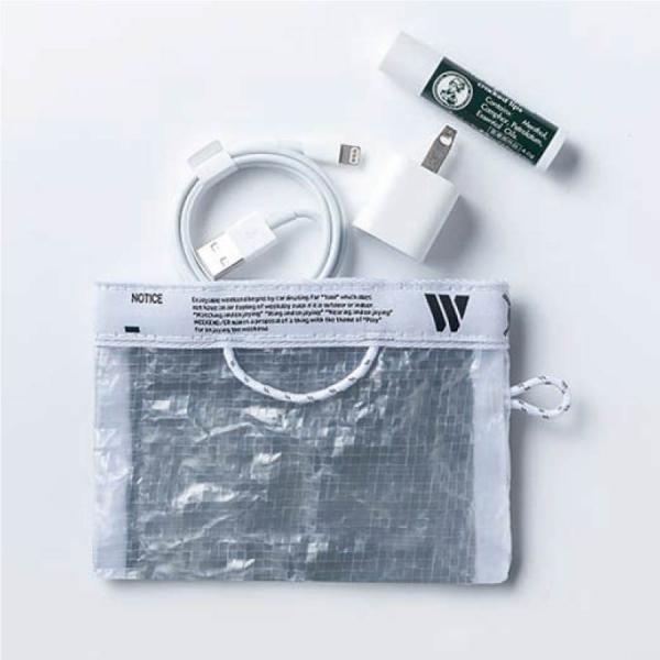 CAMPシリーズで好評の半透明のPE素材のフラットケースの片面をカラーや柄に変えてデイリーユースとして提案開口部は面ファスナーを使用し付属のコードを引っ張り開ける実績のあるデザイン。スマホの充電器類やイヤホン、カード類やリップなど細かなもの...