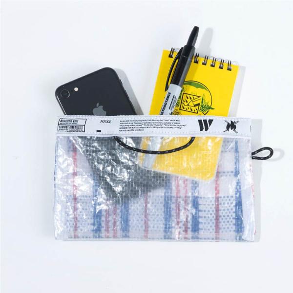 CAMPシリーズで好評の半透明のPE素材のフラットケースの片面をカラーや柄に変えてデイリーユースとして提案開口部は面ファスナーを使用し付属のコードを引っ張り開ける実績のあるデザイン。スマホやメモ帳にペンなどバッグインに便利なサイズです。3サ...