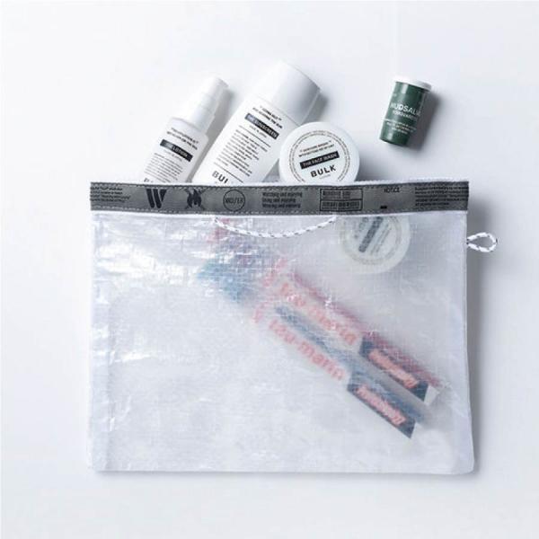 CAMPシリーズで好評の半透明のPE素材のフラットケースの片面をカラーや柄に変えてデイリーユースとして提案開口部は面ファスナーを使用し付属のコードを引っ張り開ける実績のあるデザイン。化粧品やグルーミンググッズなど旅行にも便利なA5サイズです...