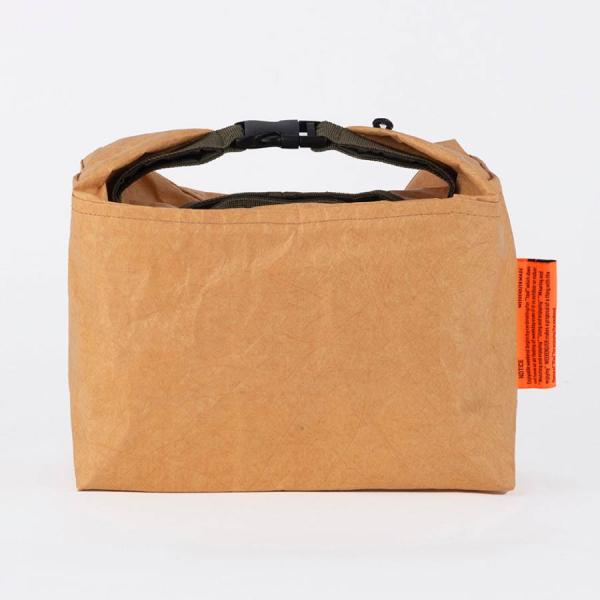 高密度ポリエチレンを使用した簡易保冷バッグシリーズ。好評のCOOLBAGが数多いリクエストの声に応えサイズやデザインなどをリニュアルしてリリース。ロールトップ型のGOOD LUNCHサイズは画像のようなお弁当箱とスープボトルが入るサイズ。イ...