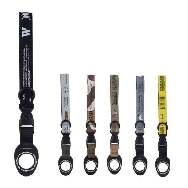 ペットボトルのネックに装着してぶら下げて歩ける、夏にはかかせないアイテム。このままペットボトルをぶら下げてもよし別売の78630MULTI WEAVE BELTにジョイントして斜め掛けにしてもよしなペットボトルホルダー。夏のフェスやレジャー...