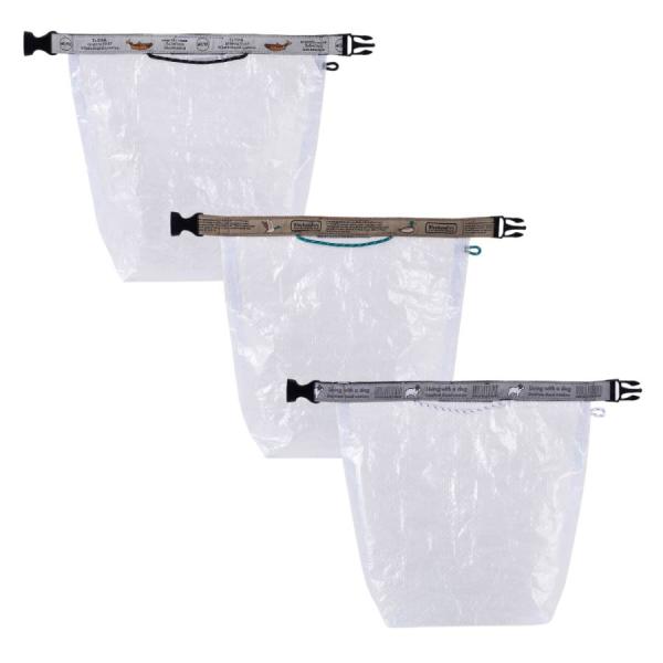 日常使いからキャンプシーンまで幅広く活躍するポリエチレン素材のロールトップ仕様のバッグ。水に強い、軽い、汚れが付着しずらい、付着しても拭いて取れる。 アウトドアに適したポリエチレン素材を使用した、適度に中身が透ける収納バッグ。[小物入れ ポ...