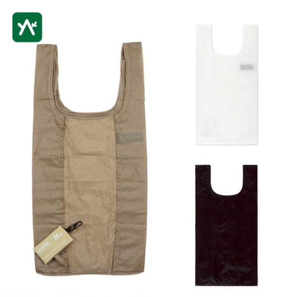 思い立って行く時や毎朝の日課などコンビニに行く際に忘れずに持って出かけられるエコバッグです。水をはじきやすく、機能的で軽量なリップストップナイロン生地を使用しており、手洗いも可能です！HUNG BAG Mid500mlのペットボトルとポテト...