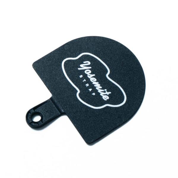 Yosemite Strapが目指す、最高峰のスマートフォンストラップホルダーが登場。YKK株式会社と協力し、特殊なグレードのナイロンを使用した一体成型（射出成型） による、厚さわずか約0.5?のストラップホルダーを開発しました。この薄さに...