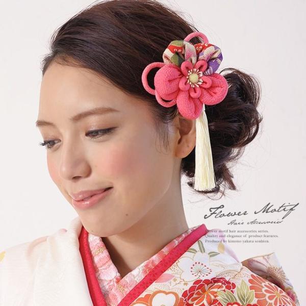 成人式の振袖や卒業式の袴におすすめな髪飾り ■色薔薇色■取付コーム・Uピン■サイズ表// 縦 / 横 / 高さ / 房飾り長さ 大// 約9cm / 約7.5cm / 約3.5cm / 約11cm 小// 約5cm / 約5cm / 約3c...