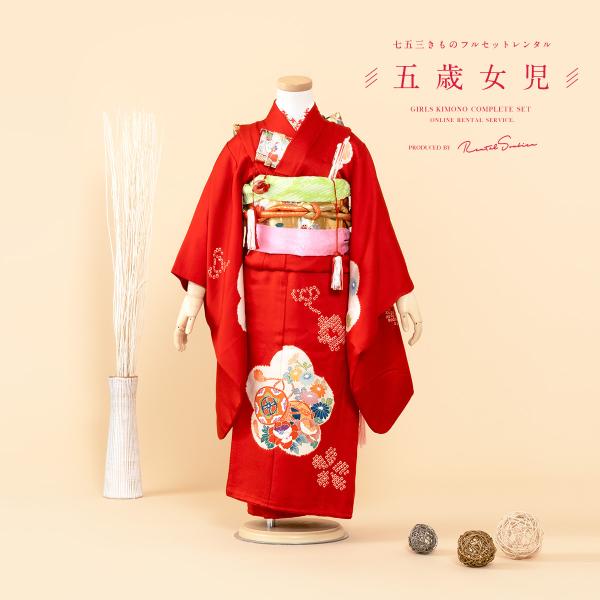 ■色着物　赤■対応身長約110cm前後■内容着物・作り帯・襦袢・帯揚げ・帯締め・しごき・はこせこ・扇子・バッグ・草履・腰紐2本・和装ベルト・伊達締め・足袋（プレゼント）■商品について５歳の標準サイズに肩上げ腰上げ済みです。記載されているサイ...