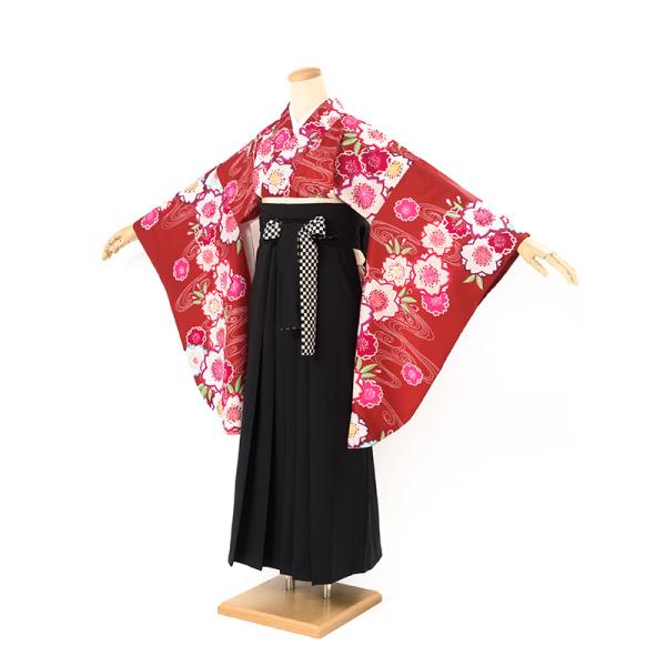 ■色着物　赤袴　黒■素材着物・袴：ポリエステル100%■内容着物・袴・下帯・前板・襦袢（半衿付）・衿芯・伊達締め×2・腰紐×4・着付けベルト・草履・足袋（プレゼント）■商品について草履は着物の色に合わせてお届けします。襦袢の半衿は、白半衿で...