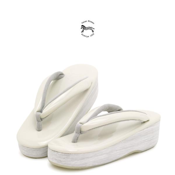 老舗ブランド「菱屋カレンブロッソ」のセミフォーマル向け草履■色台　オフホワイト鼻緒　オフホワイト■素材鼻緒　エナメル本革（牛）本天　合成皮革先つぼ　合成皮革天　エナメル本革（牛）台　EVA底　クレープ（合成ゴム）■適応サイズS　22.5cm...