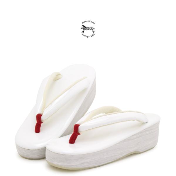 老舗ブランド「菱屋カレンブロッソ」のセミフォーマル向け草履■色台　白鼻緒　白■素材鼻緒　エナメル本革（牛）本天　合成皮革先つぼ　合成皮革天　エナメル本革（牛）台　EVA（エチレン酢酸ビニルコポリマー）底　クレープ（合成ゴム）■適応サイズS　...